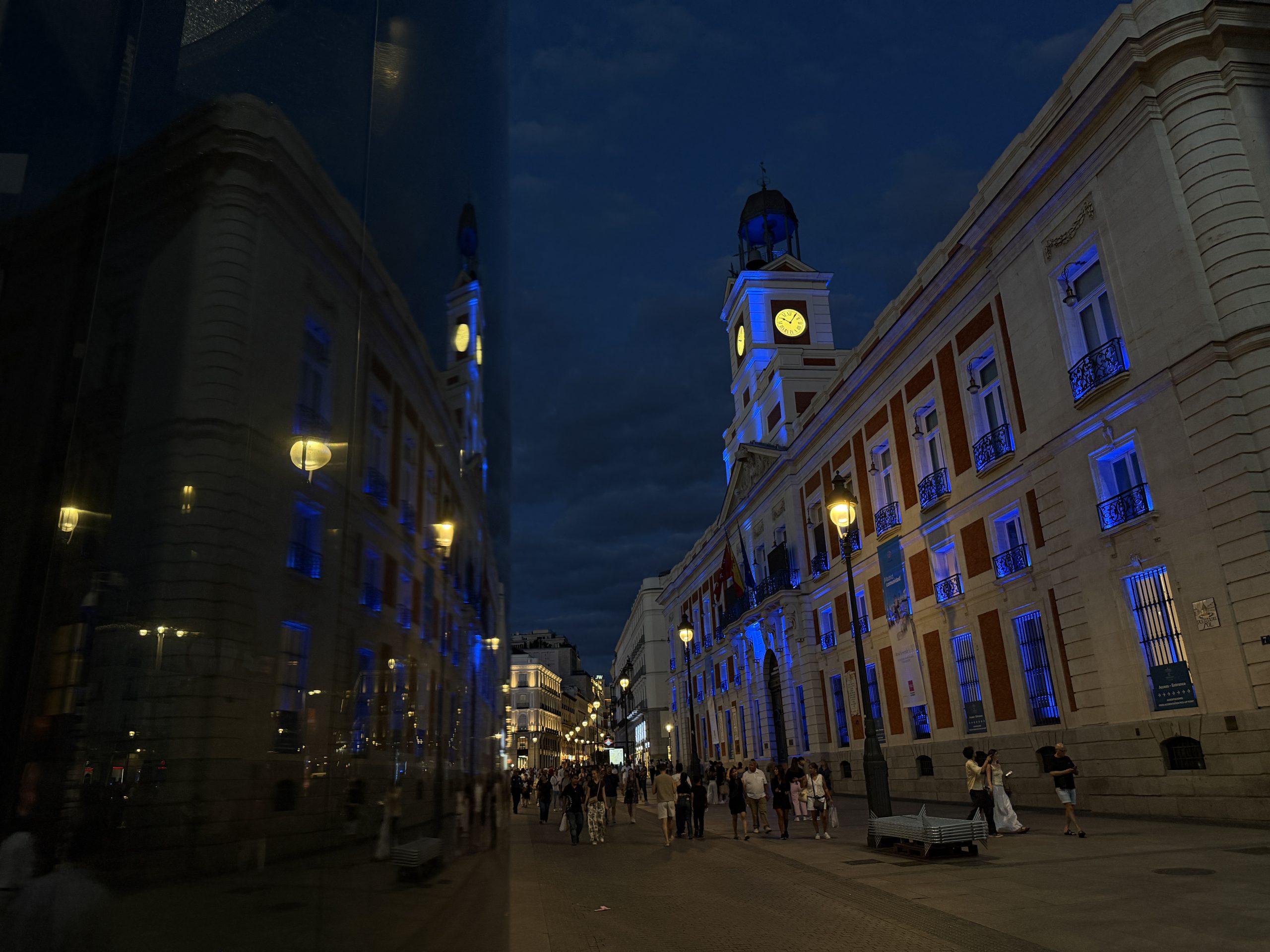Madrid ilumina de azul la Real Casa de Correos para conmemorar el Día ...